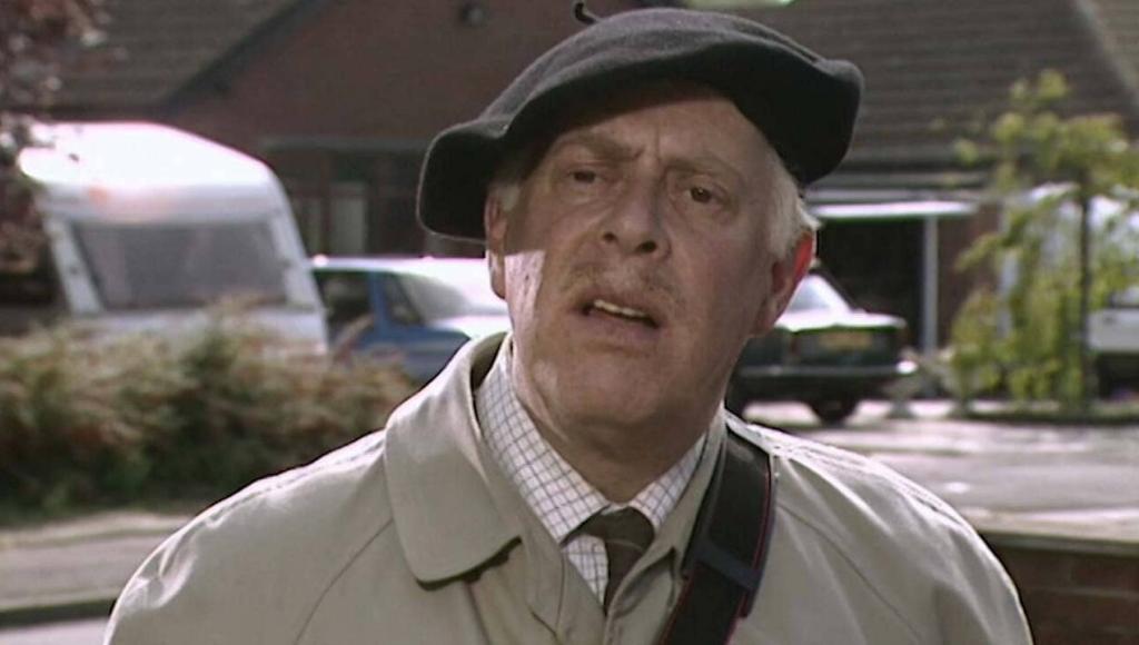Keeping up Appearances - Richard's New Hobby | Moustique